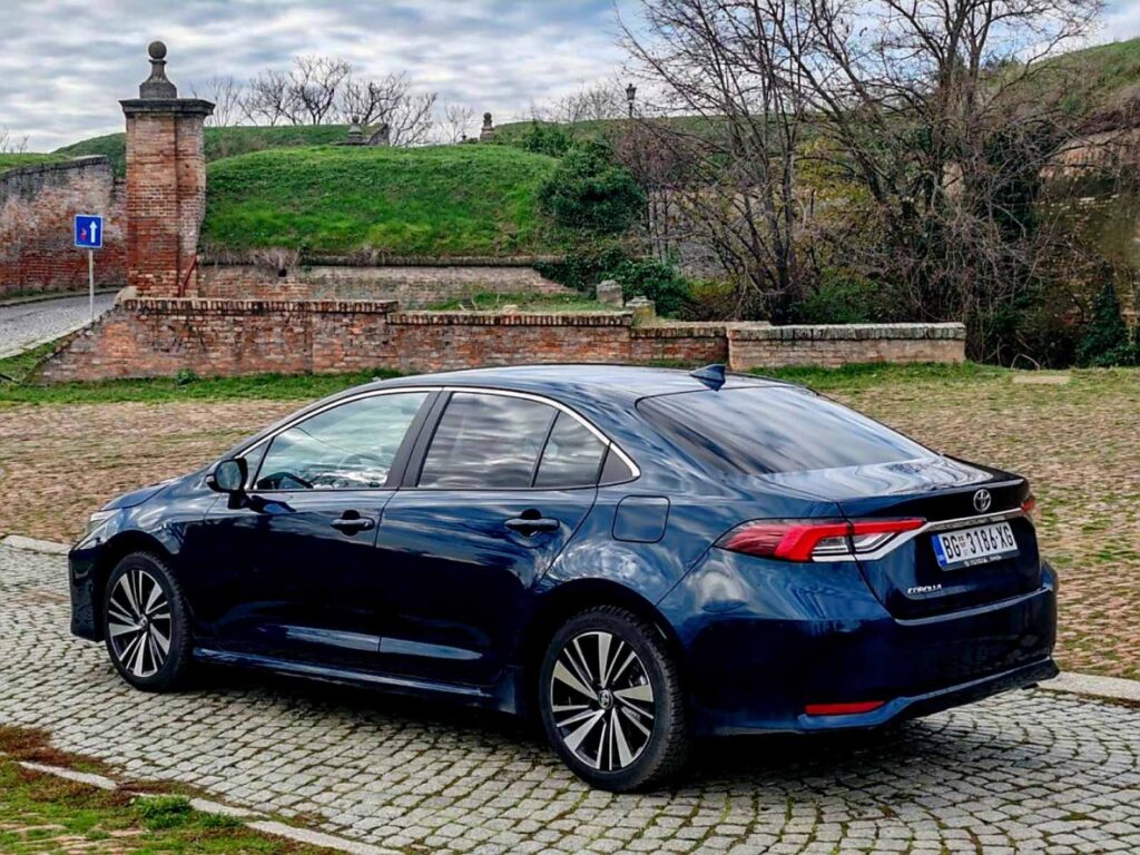 Uporedni test: Chery Arrizo 8 vs Toyota Corolla - Vrele gume